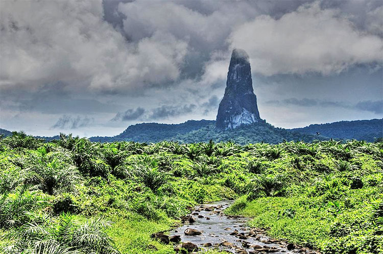 sao-tome-principe-il-pico-cao-grande - Mondointasca