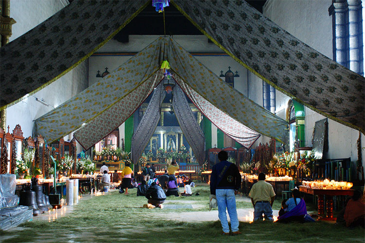 Chamula-interno-della-chiesa - Mondointasca