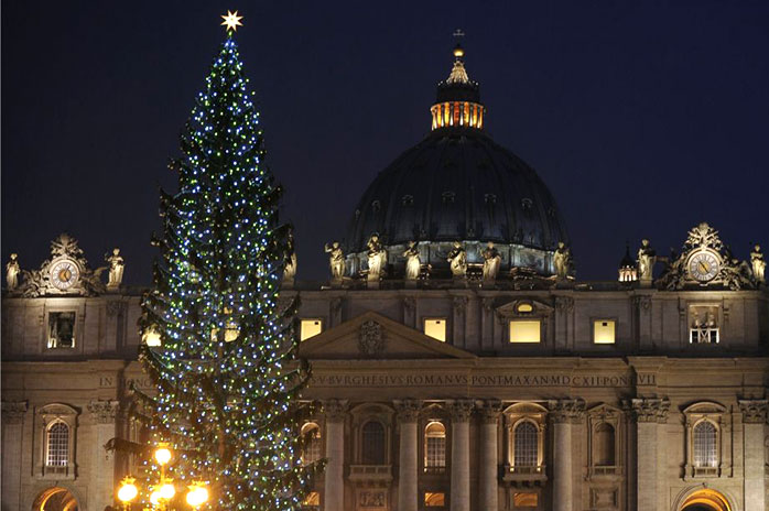 San Pietro 2017: presepe campano e albero di Natale polacco